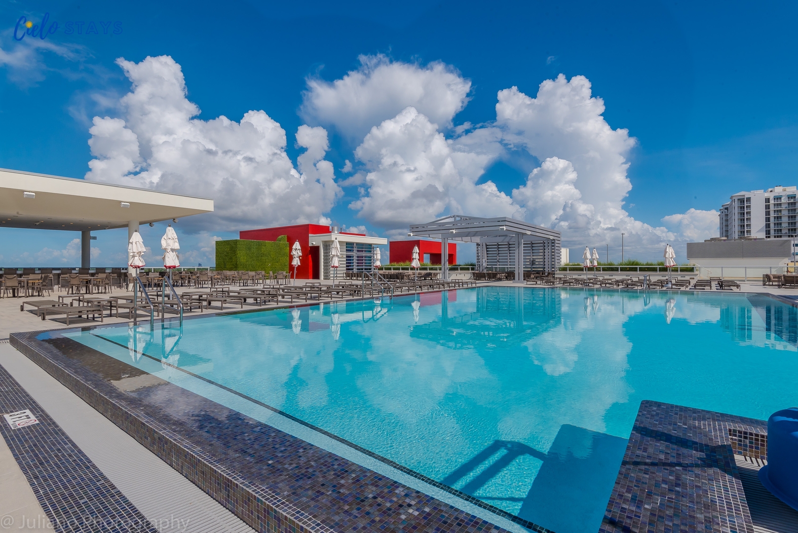 Stylish Hollywood Beach Condo W Rooftop Pool - The Bahamas