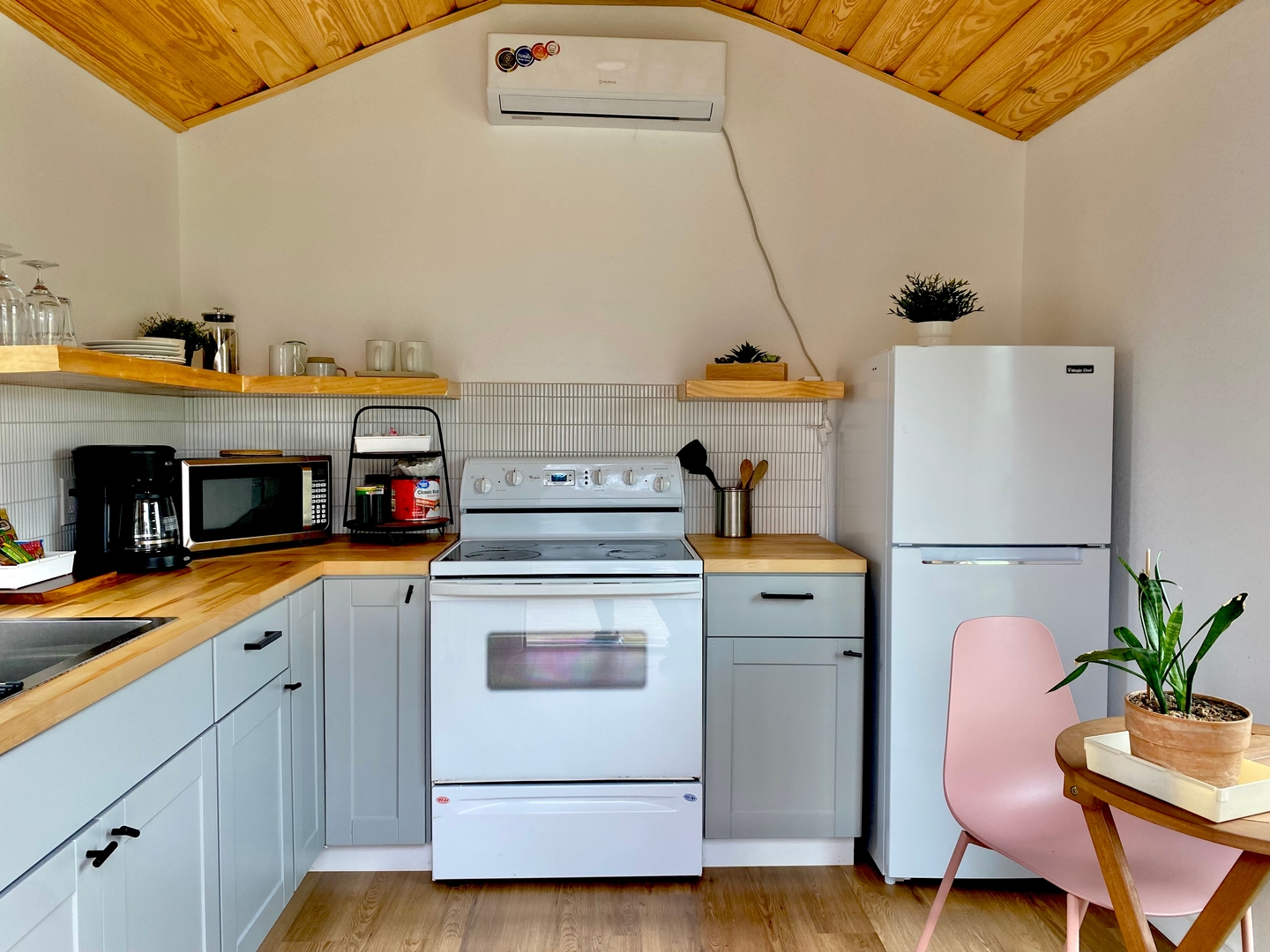 Cozy Container Home With Full Kitchen And Easy Access - Charming Retreat - Austin, TX