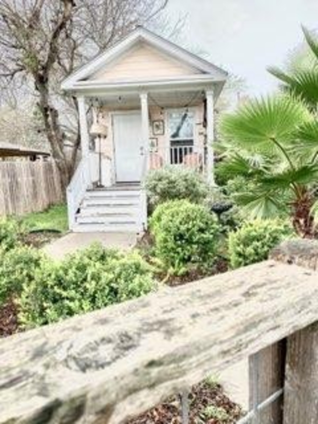 Private Parking And Sunny Front Porch - Charming Cottage Oasis - Austin, TX