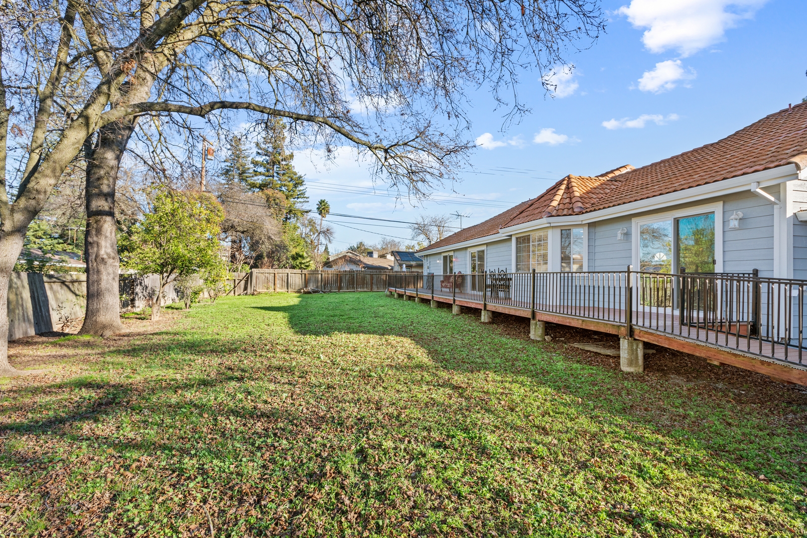 Spacious 6 Br • Patio + Deck • Sleeps 13 - Sacramento