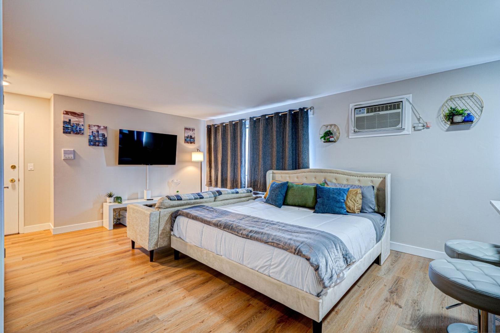 Luxury King Bed • Remodeled Safe Chicago Condo - Chicago, IL